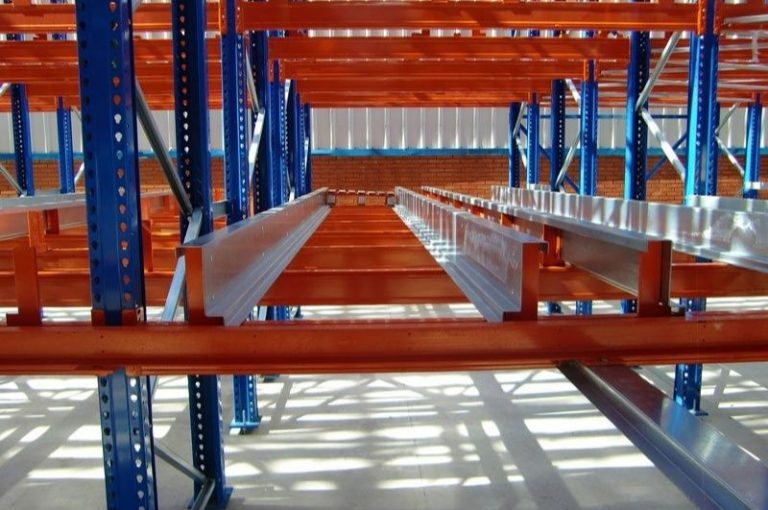 Operation of a semi-automatic warehouse with satellite carriage